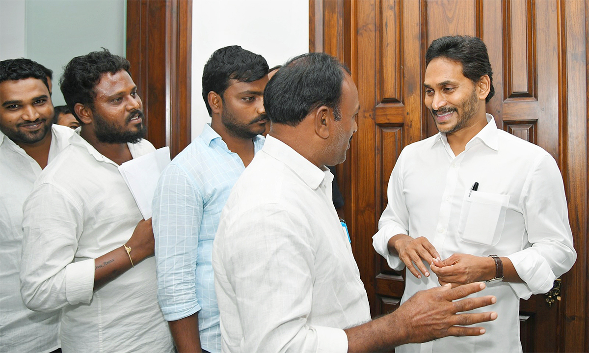 జననేత వైఎస్‌ జగన్‌కు అభిమాన వెల్లువ.. (ఫొటోలు) | YS Jagan Meet YCP Activists And Leaders In ...